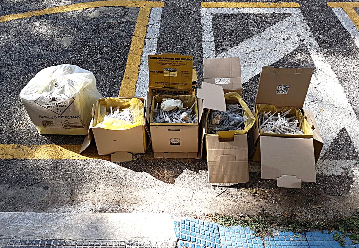 Vigilância Sanitária encontra material hospitalar descartado em estrada ...