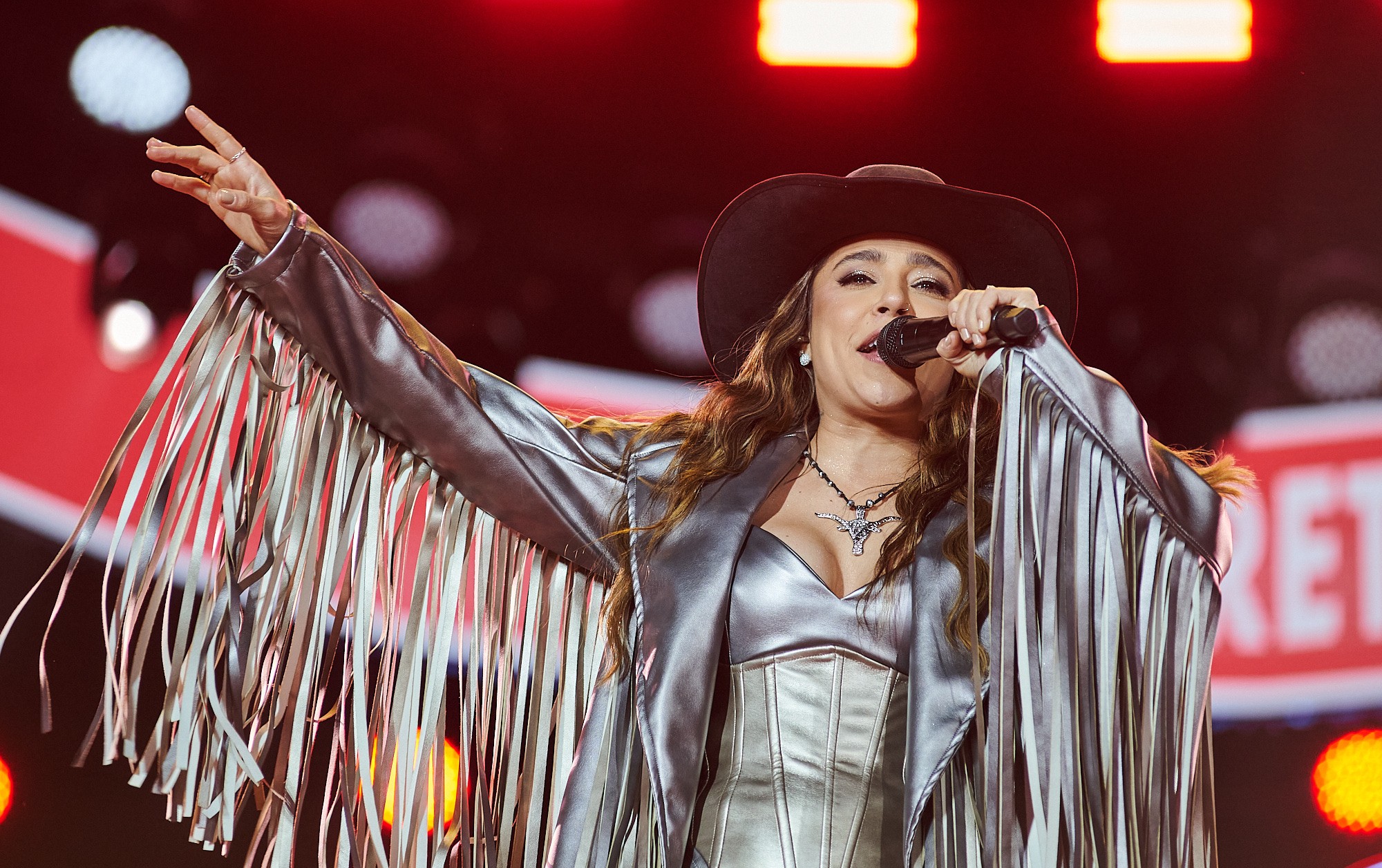 Lauana Prado chora ao realizar 'sonho de criança' de cantar no palco da ...