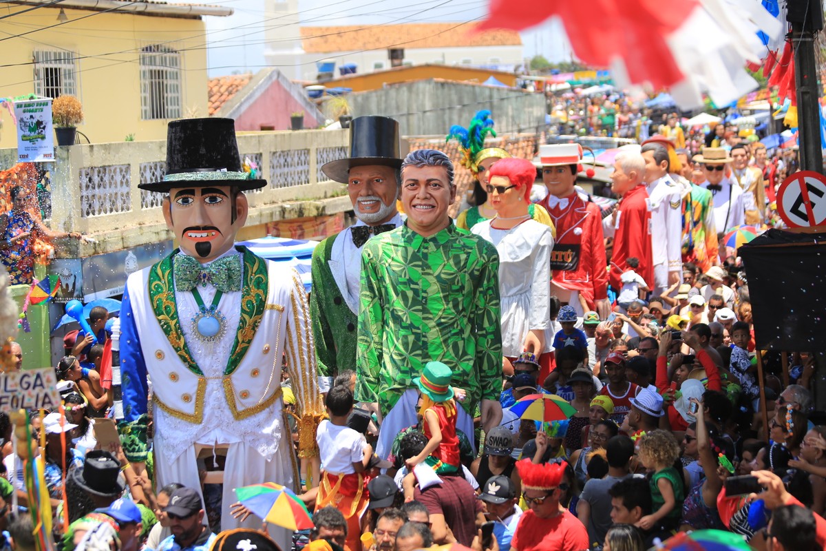 Mais modesto, tradicional desfile de bonecos gigantes continua a ...