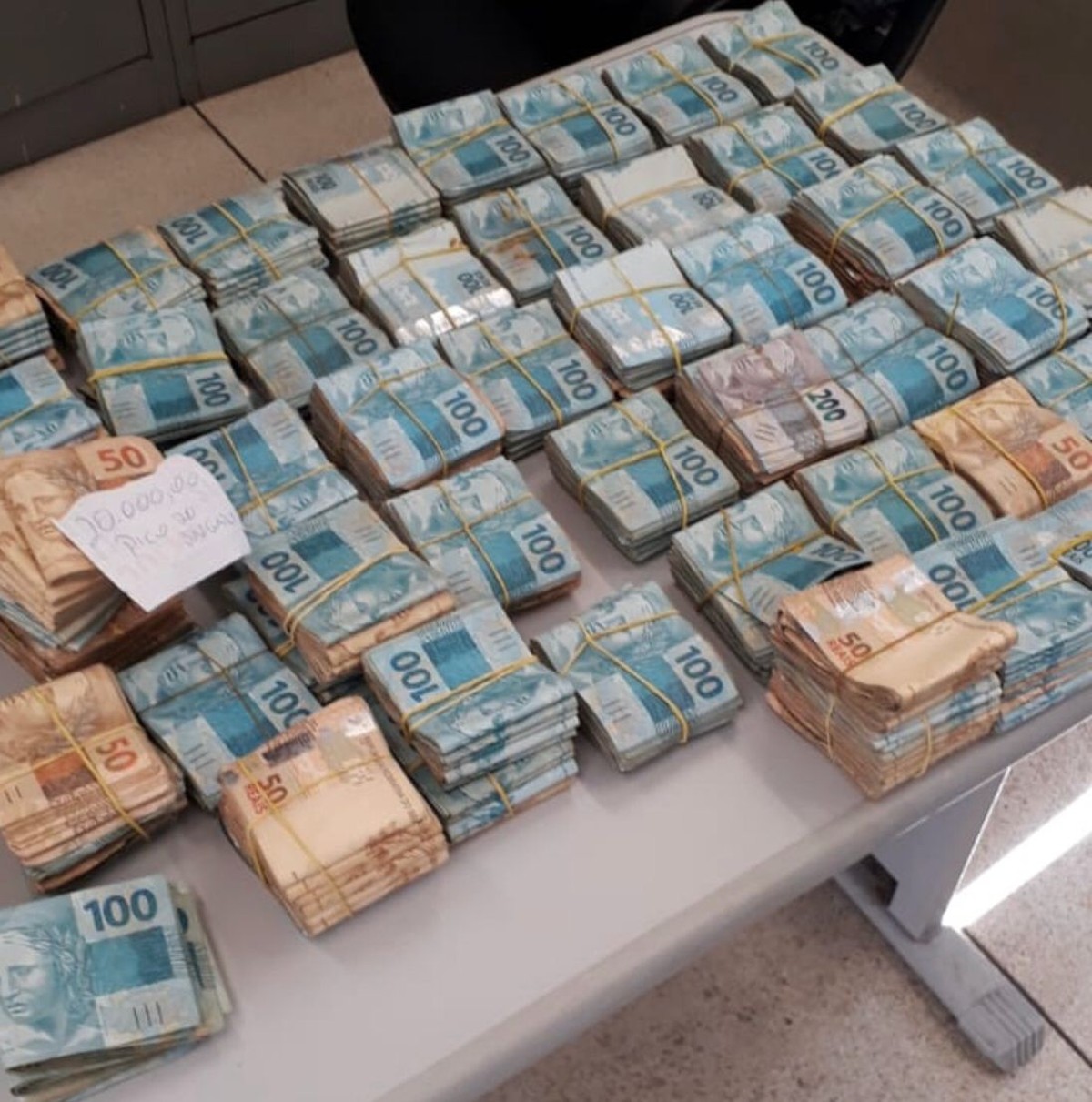 Polícia Apreende Mais De R 500 Mil Em Apartamento De Casal Suspeito De