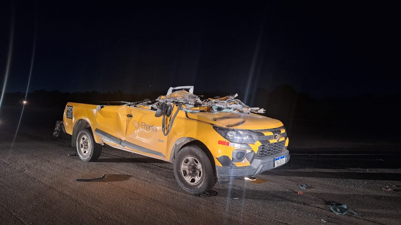 Carro atingido por avião no Galeão fica destruído; veja imagens