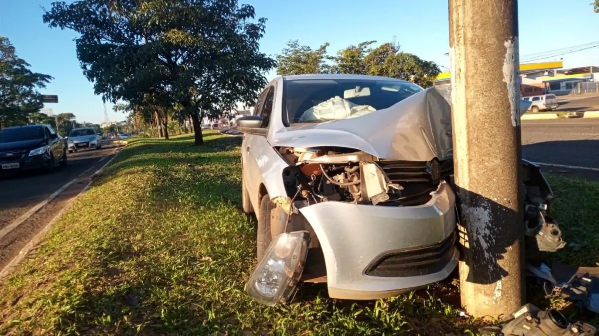 Motorista de aplicativo dorme ao volante, perde controle do veículo e bate em poste na capital ...