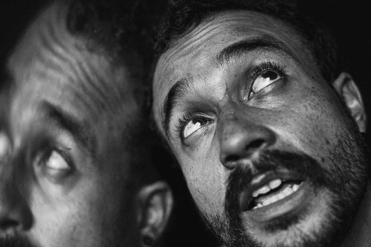 Caian injeta rock na veia em álbum em que relaciona o vício da paixão ...