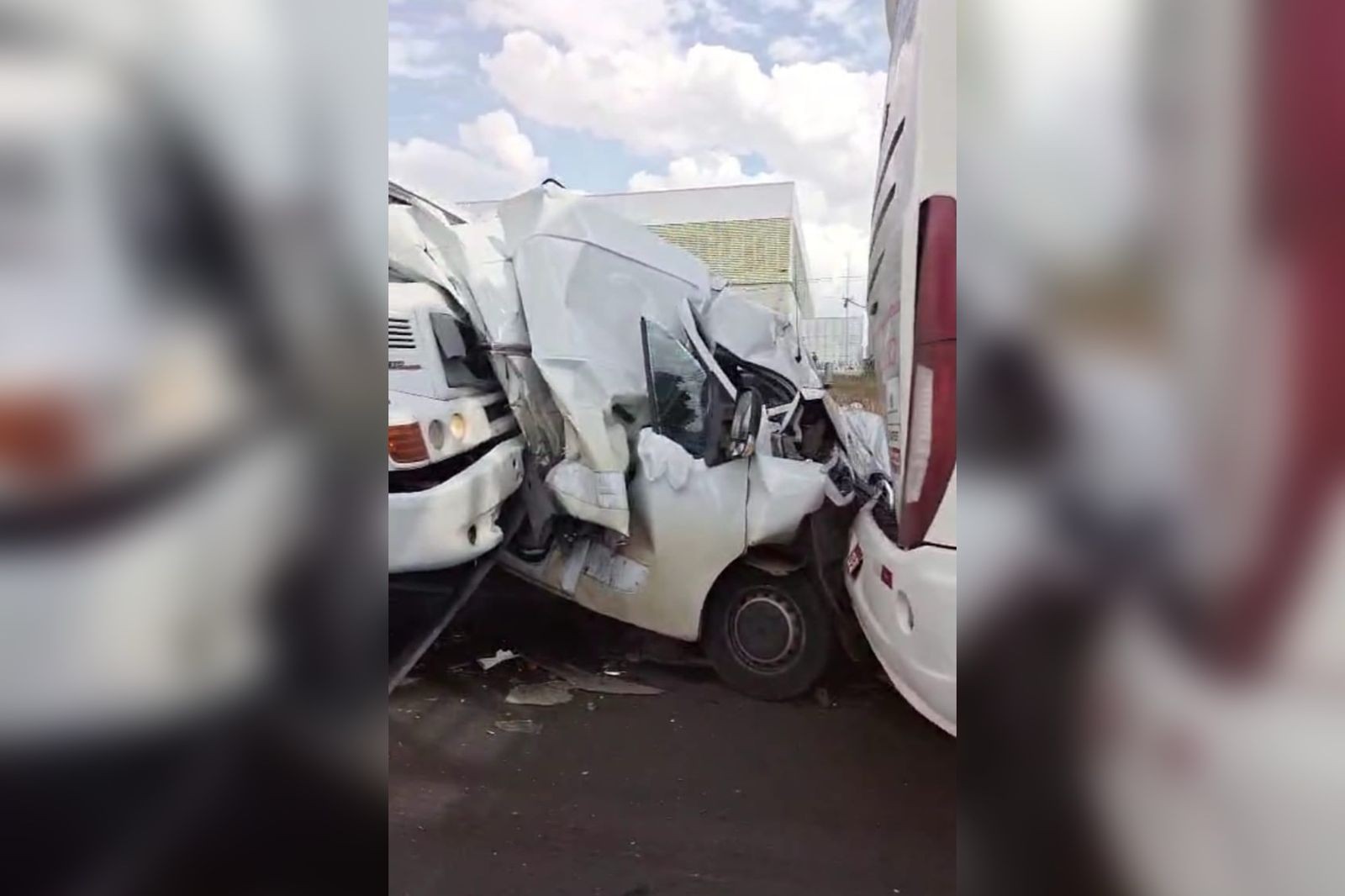 Van fica esmagada entre carreta e ônibus após acidente na Raposo Tavares em Sorocaba | Sorocaba ...