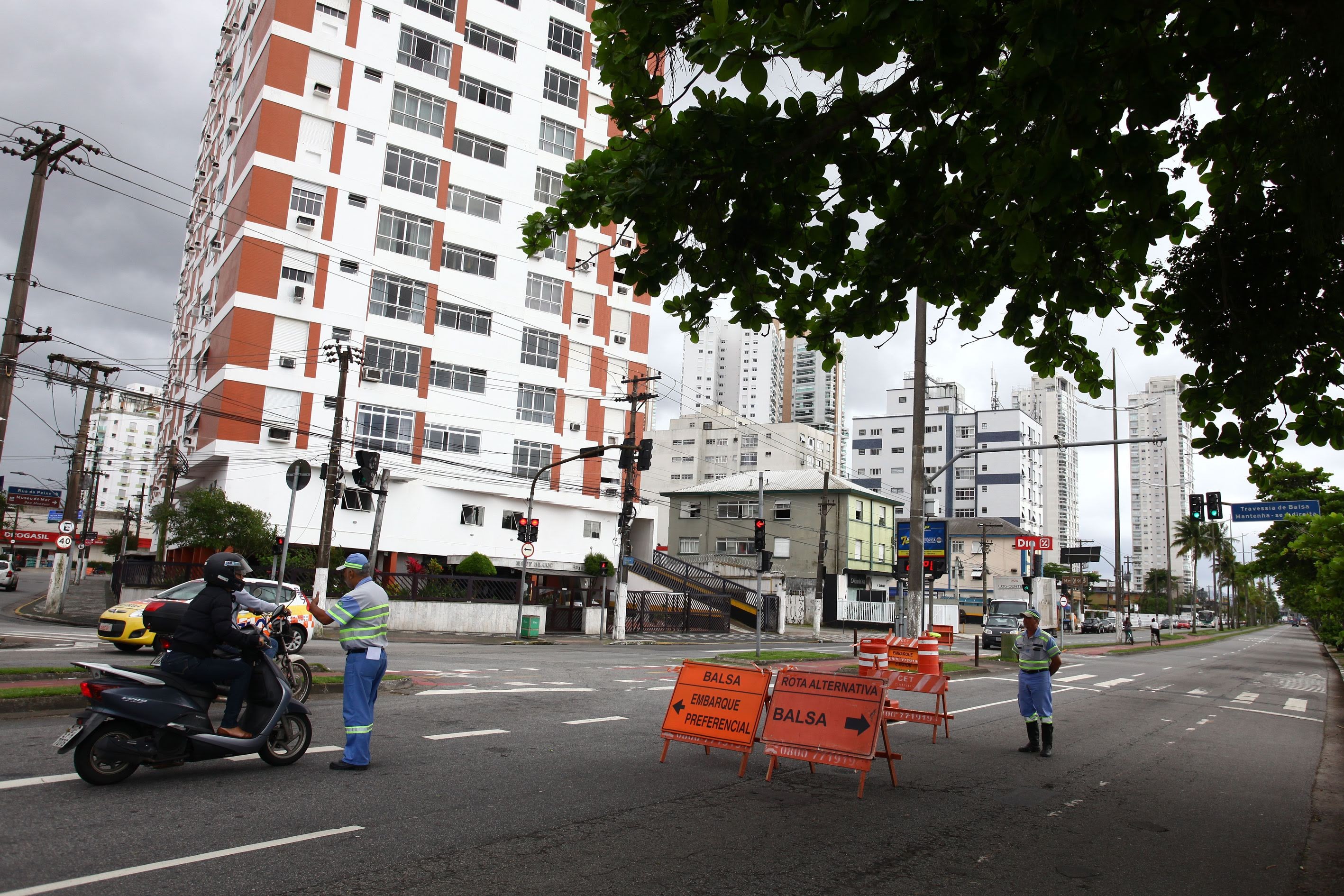 Embarque preferencial de veículos para travessia de balsas entre Santos ...