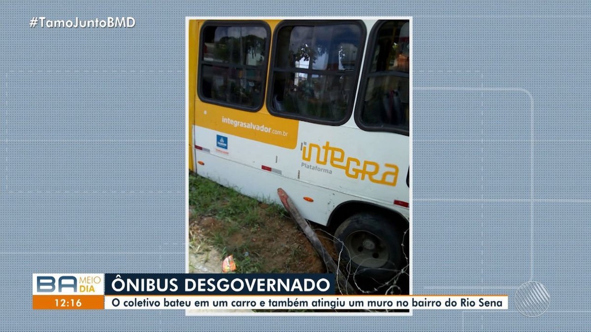 Sem motorista, ônibus desgovernado desce ladeira, bate em carro e colide com muro de casa no ...