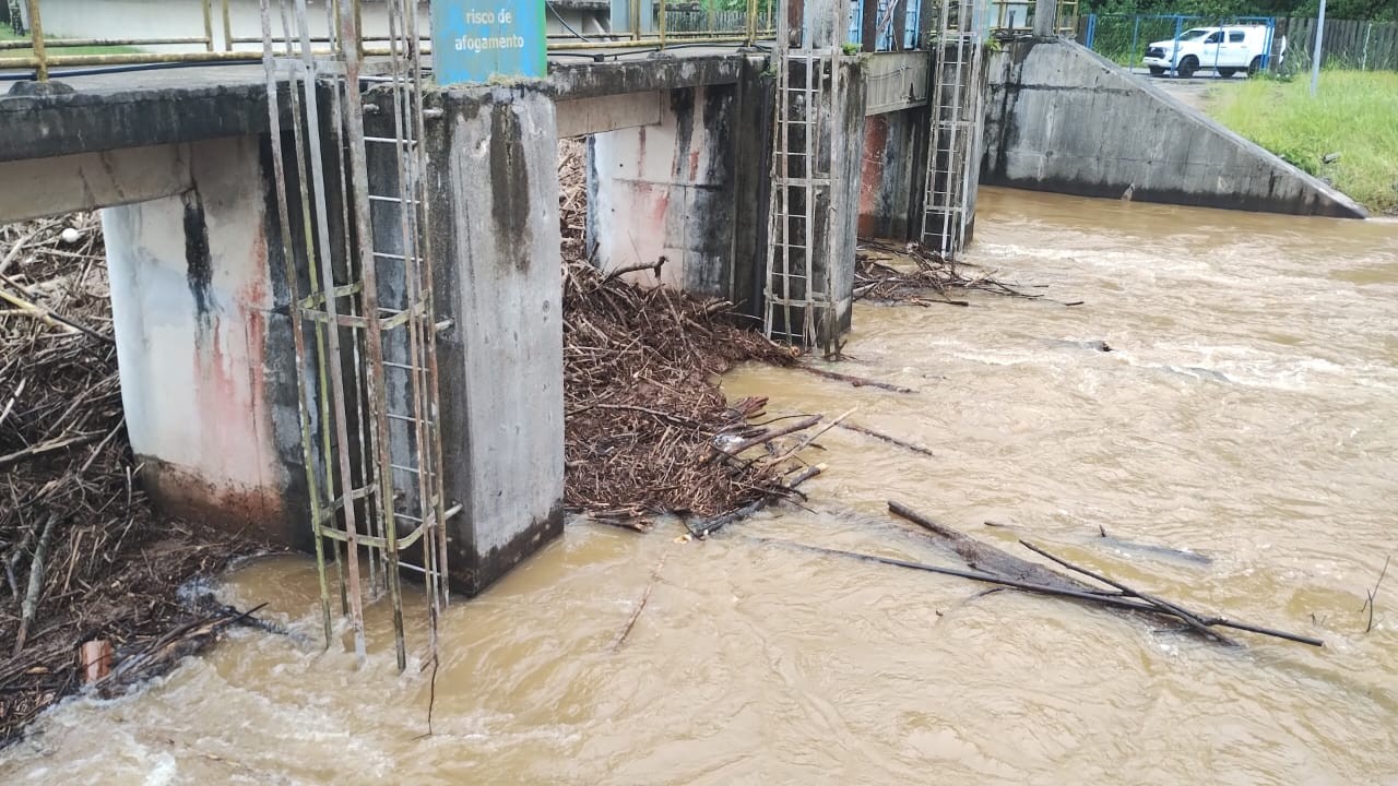 Chuva afeta abastecimento de água em seis cidades do litoral de SP | G1