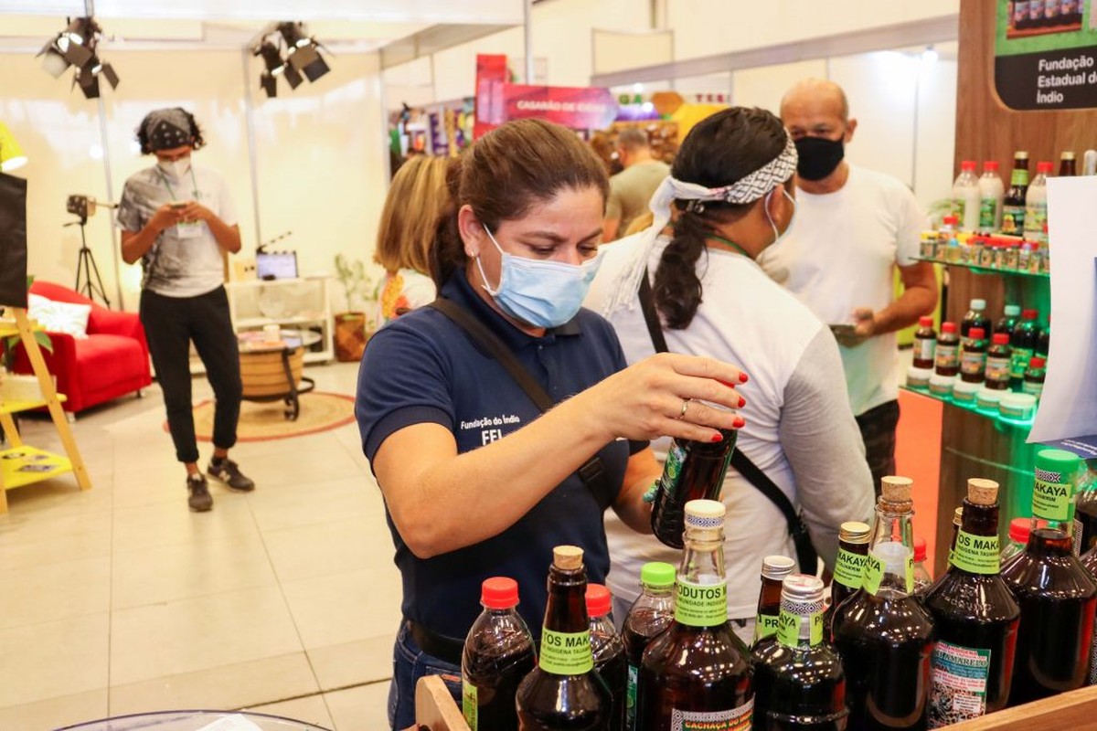 Indígenas realizam amostra da 'Cachaça do Índio' em Manaus | Amazonas | G1
