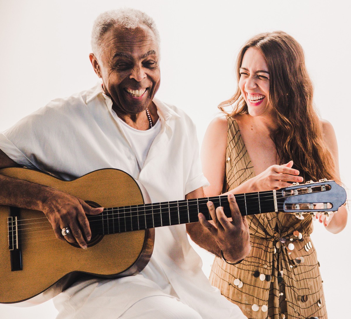 Eis a capa e os nomes das 11 músicas do álbum em que Roberta Sá canta ...