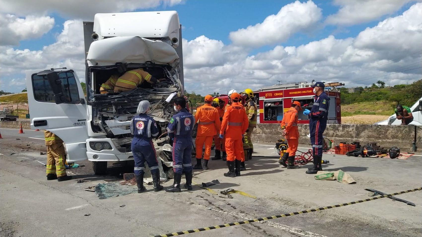 Batida entre caminhões deixa motorista preso às ferragens na BR-101, em Nossa Senhora do Socorro ...