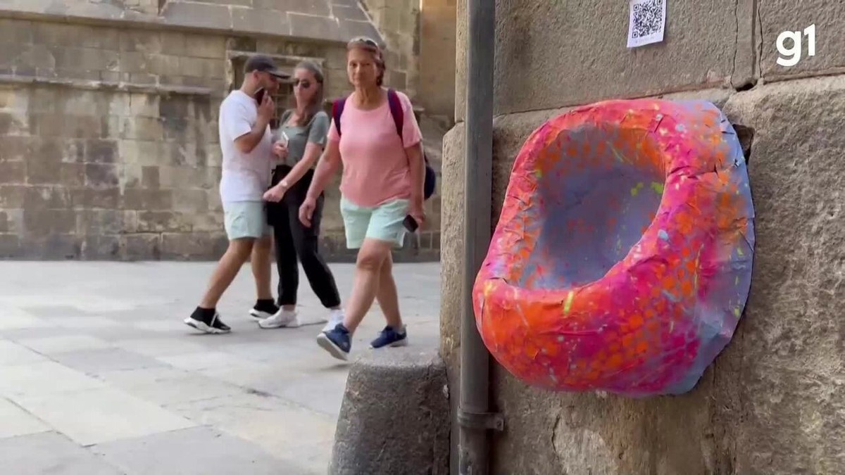 Artista plástico coloca mictórios em paredes de prédios históricos de ...