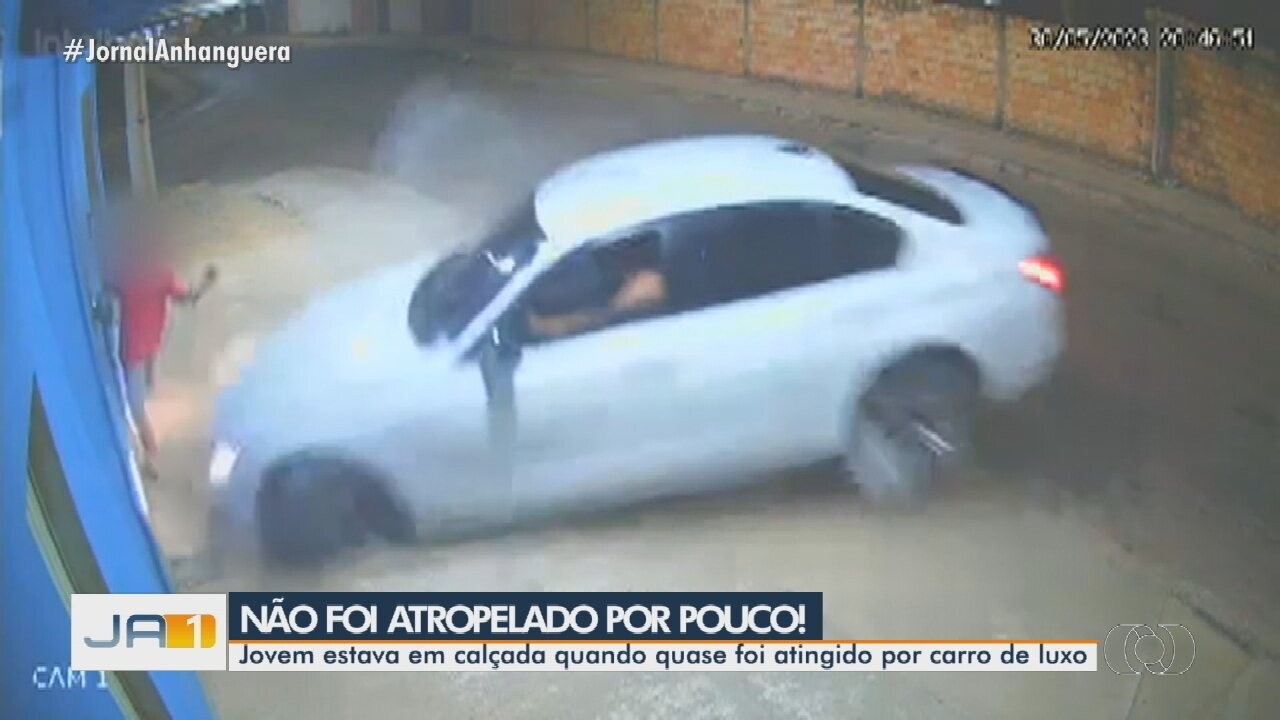 Carro de luxo perde o controle e por um triz não atinge pedestre; vídeo | Goiás | G1