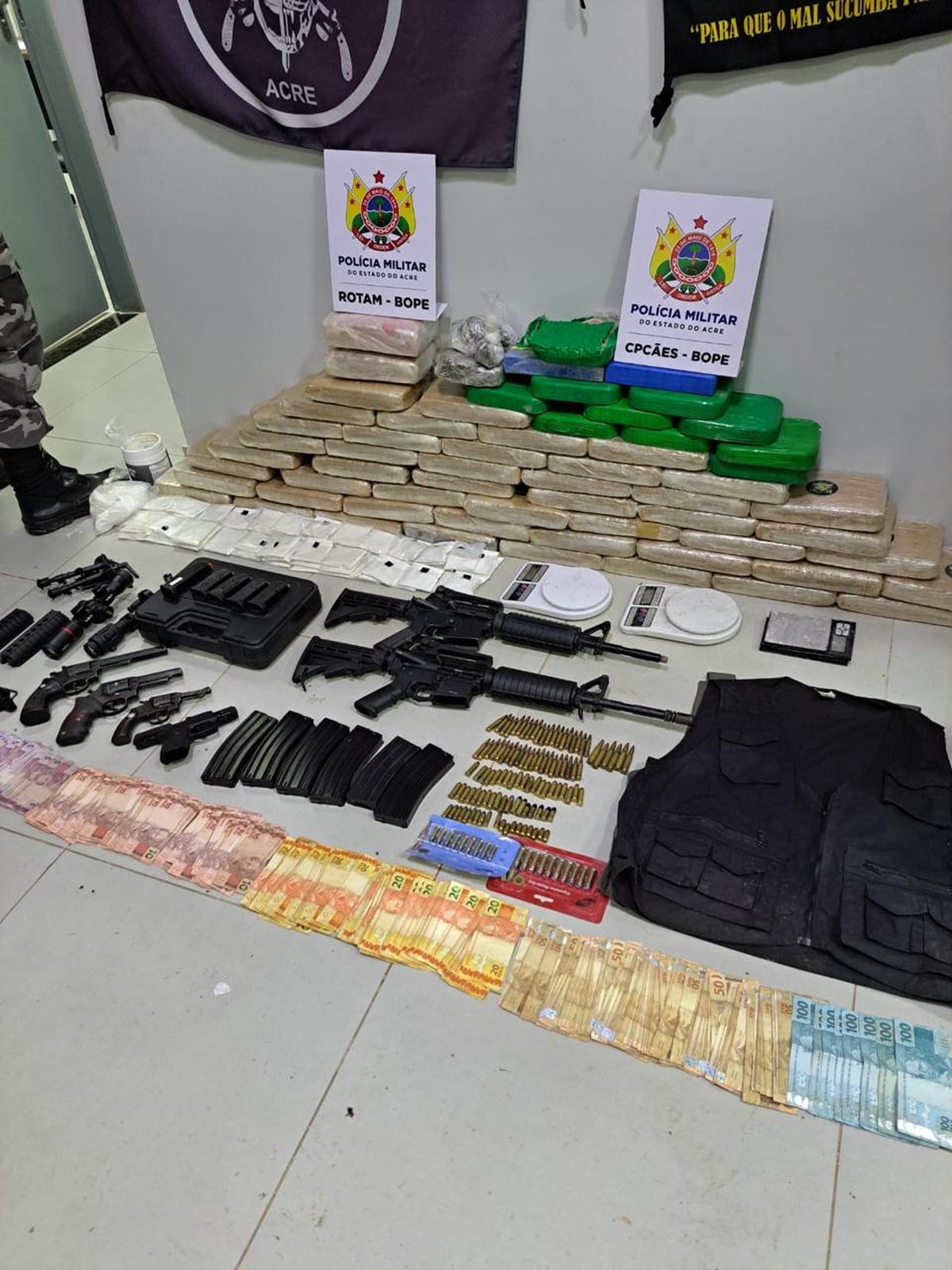 Trio é Preso Com Fuzil 60 Quilos De Drogas Explosivos E Fardamento