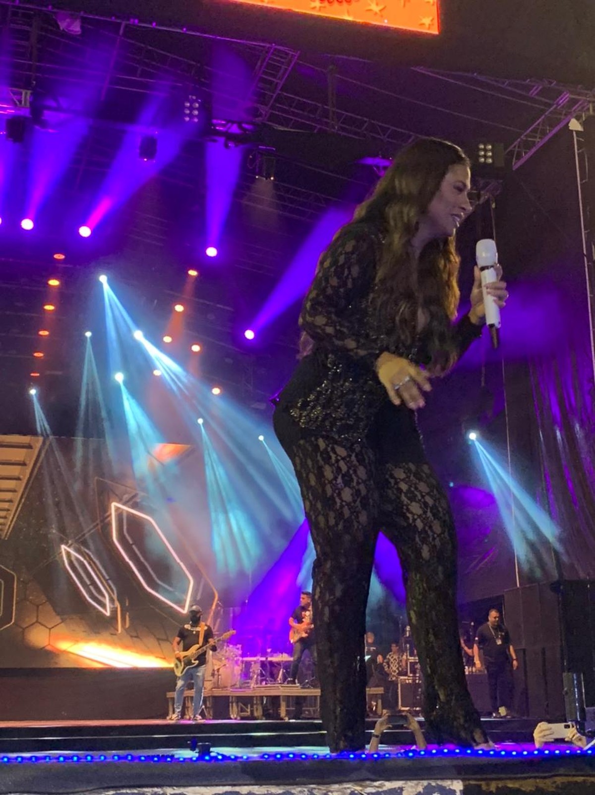 Simone começa show sem Simaria durante São João de Caruaru e explica ...