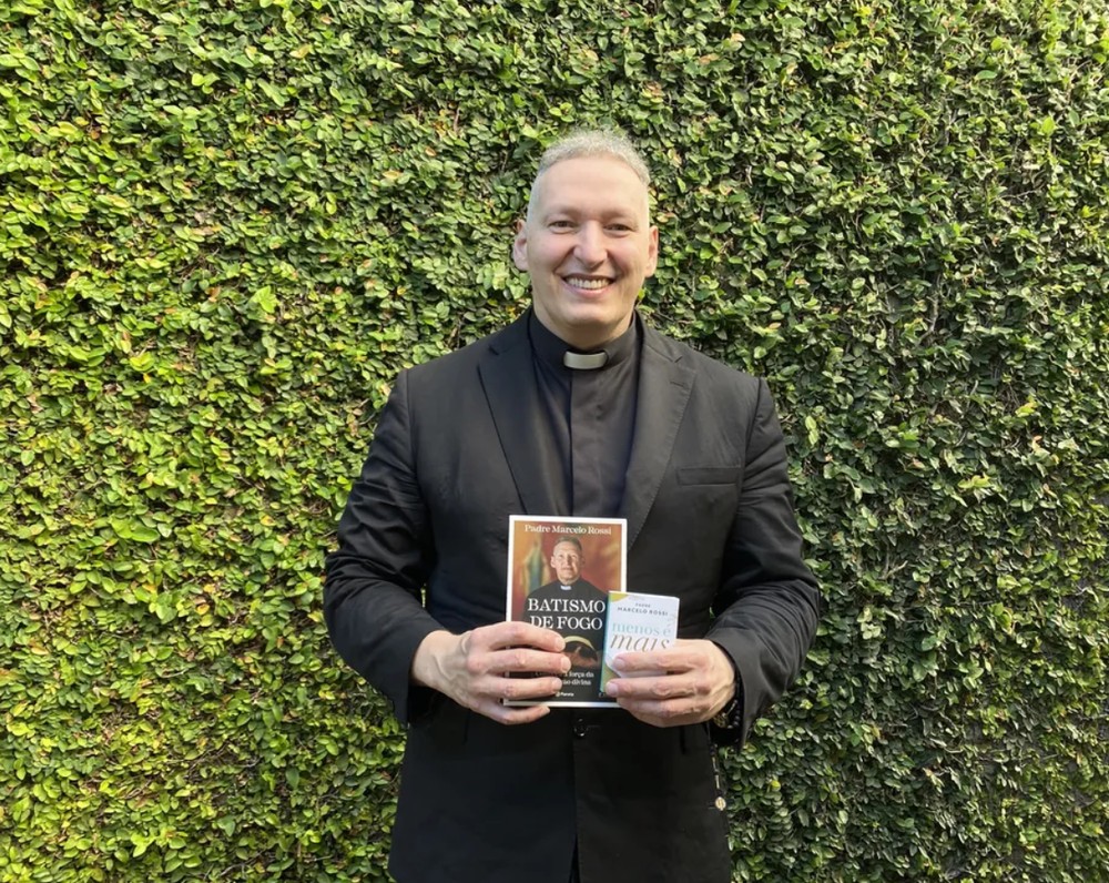 Do susto aos músculos: como empurrão no altar fez Padre Marcelo Rossi ...