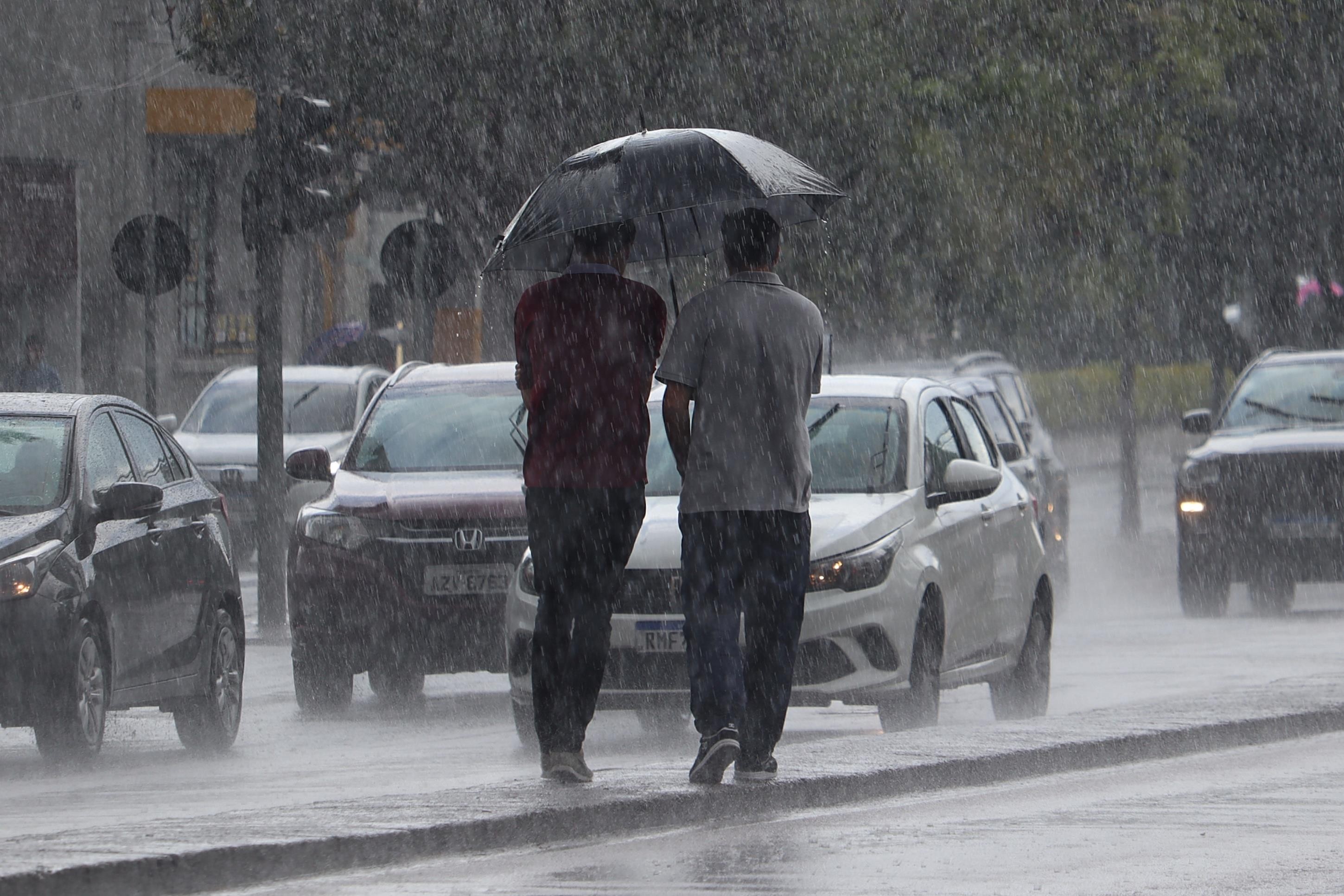 ‘Chuvitiba’: 40% dos dias de 2025 foram de chuva na capital do PR, diz ...