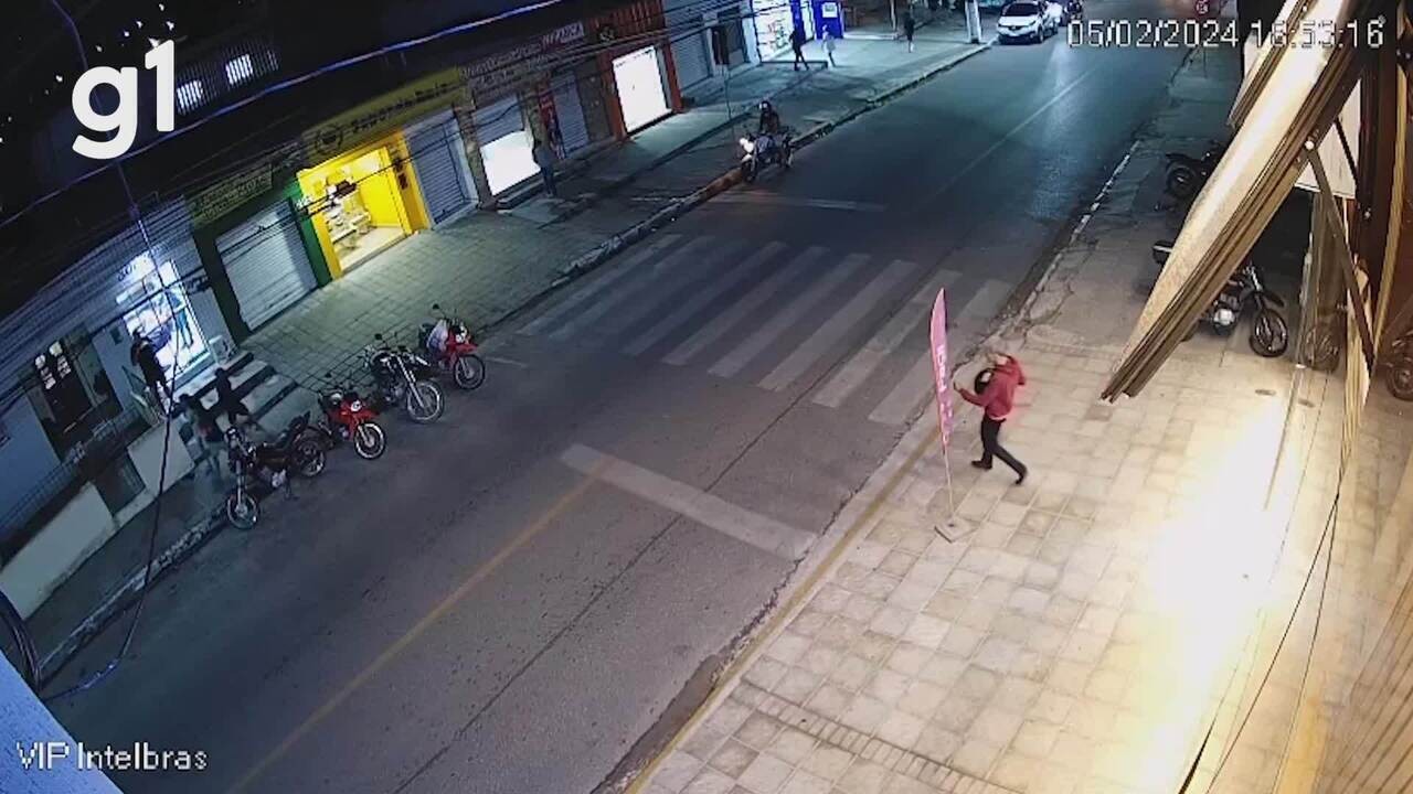 Homem é arrastado por moto ao tentar atravessar avenida na faixa de pedestre; veja vídeo ...