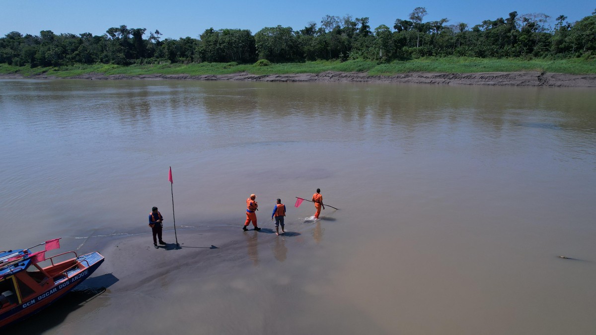 Trecho do Rio Solimões no AM tem menor nível da história e pode isolar ...