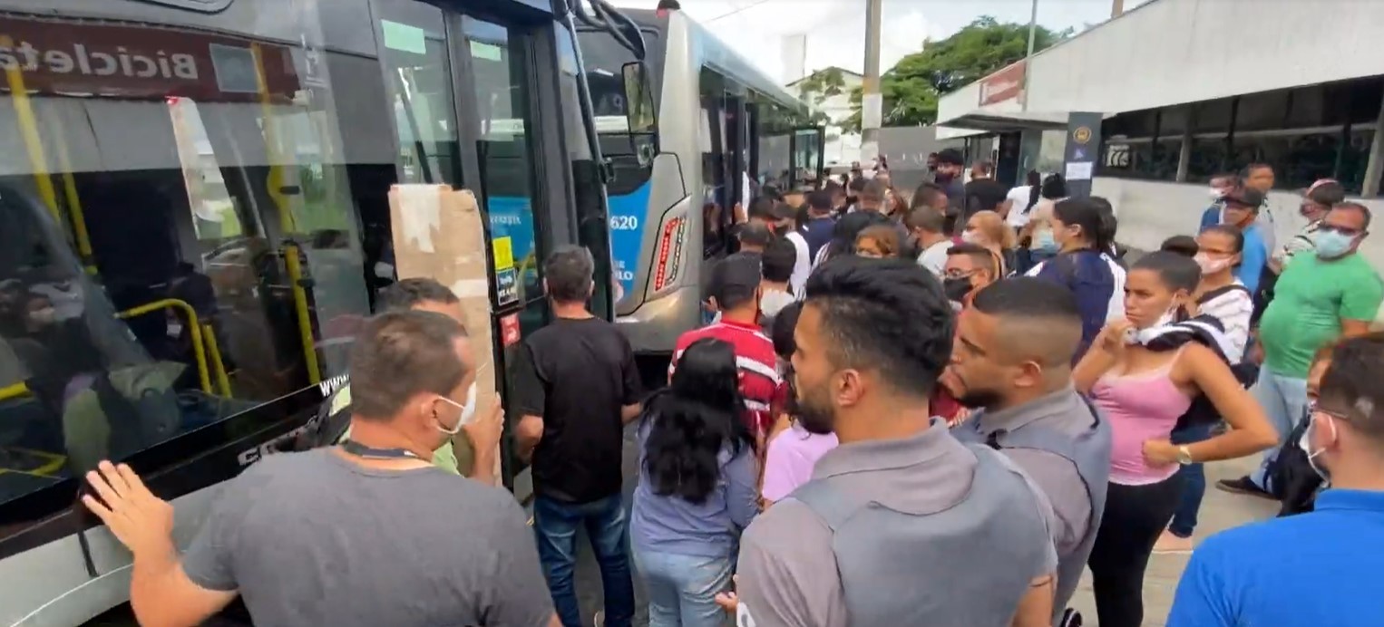 Linha 9-Esmeralda tem nova falha, e passageiros têm de enfrentar ...
