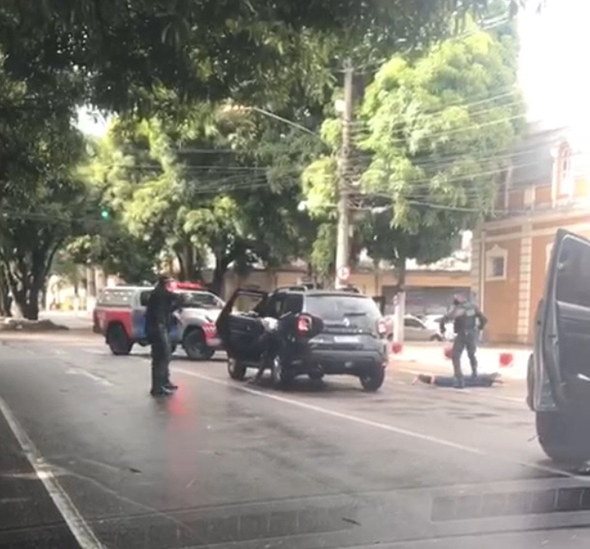 Vídeo mostra PM cercando assaltantes com vítima refém em Belém; veja ...