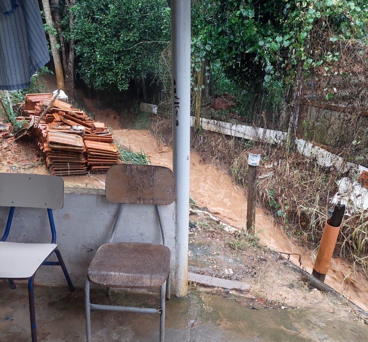 Casas ficam destruídas após chuva forte em Guapiara