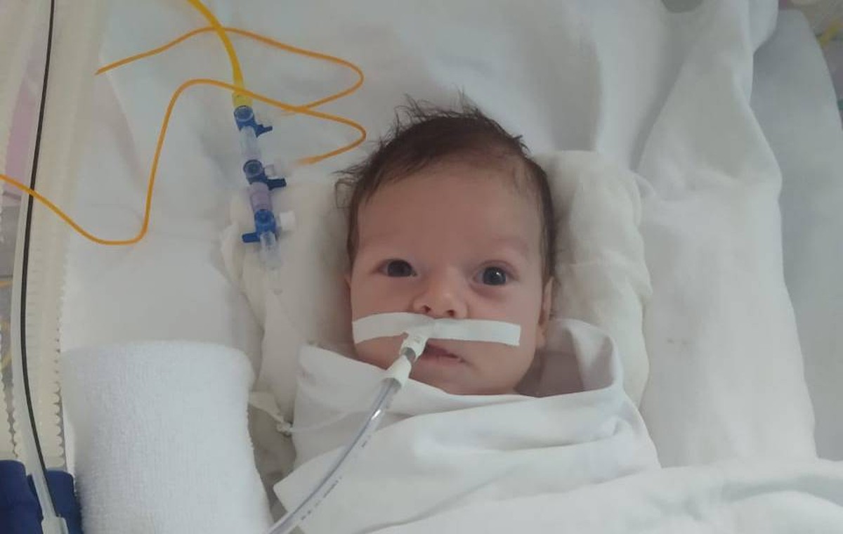 Bebê infectado pela Covid-19 com 19 dias de vida recebe alta após 1 mês ...