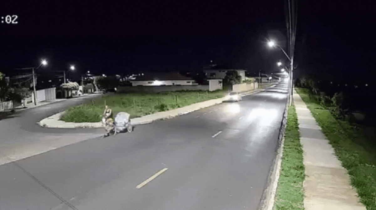 Motorista de carro atropela coletor de recicláveis em Matão e foge sem prestar socorro; IMAGENS ...