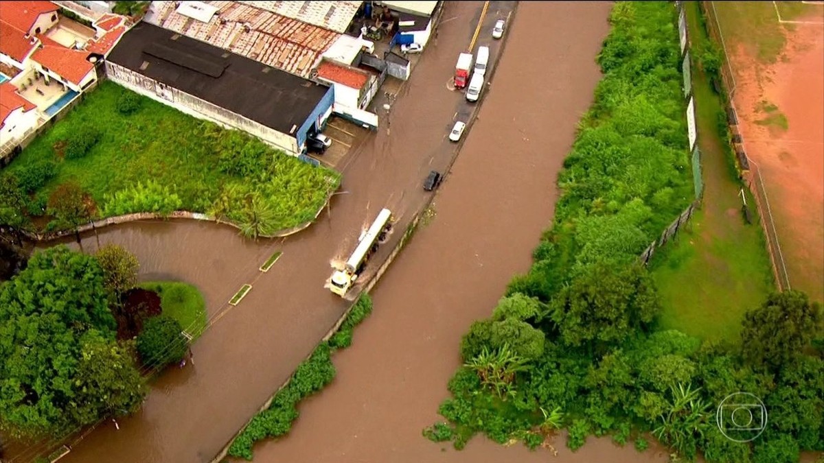 Chuva causa alagamentos e avenidas ficam intransitáveis no ABC