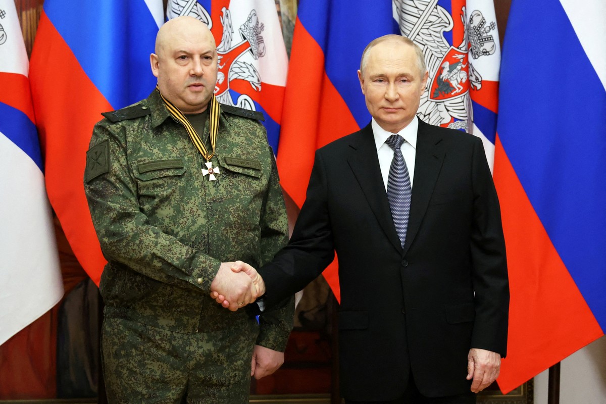 Rússia prendeu militares de alta patente horas após início da rebelião ...