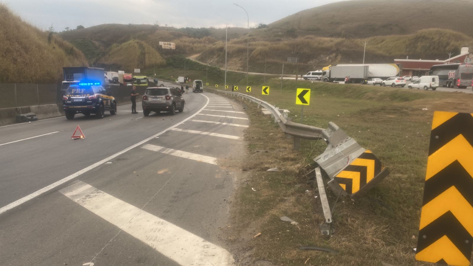 Batida entre dois carros seguida de capotamento deixa dois feridos na Via Dutra, em Barra Mansa ...