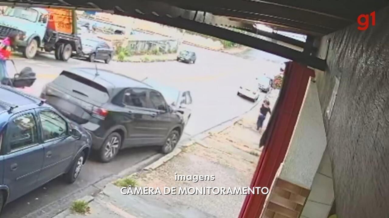 Ônibus bate na traseira de carreta em Porto Feliz | G1