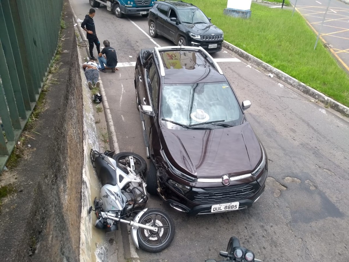 Acidente Entre Carro E Moto Tumultua Trânsito No Mergulhão Em Juiz De