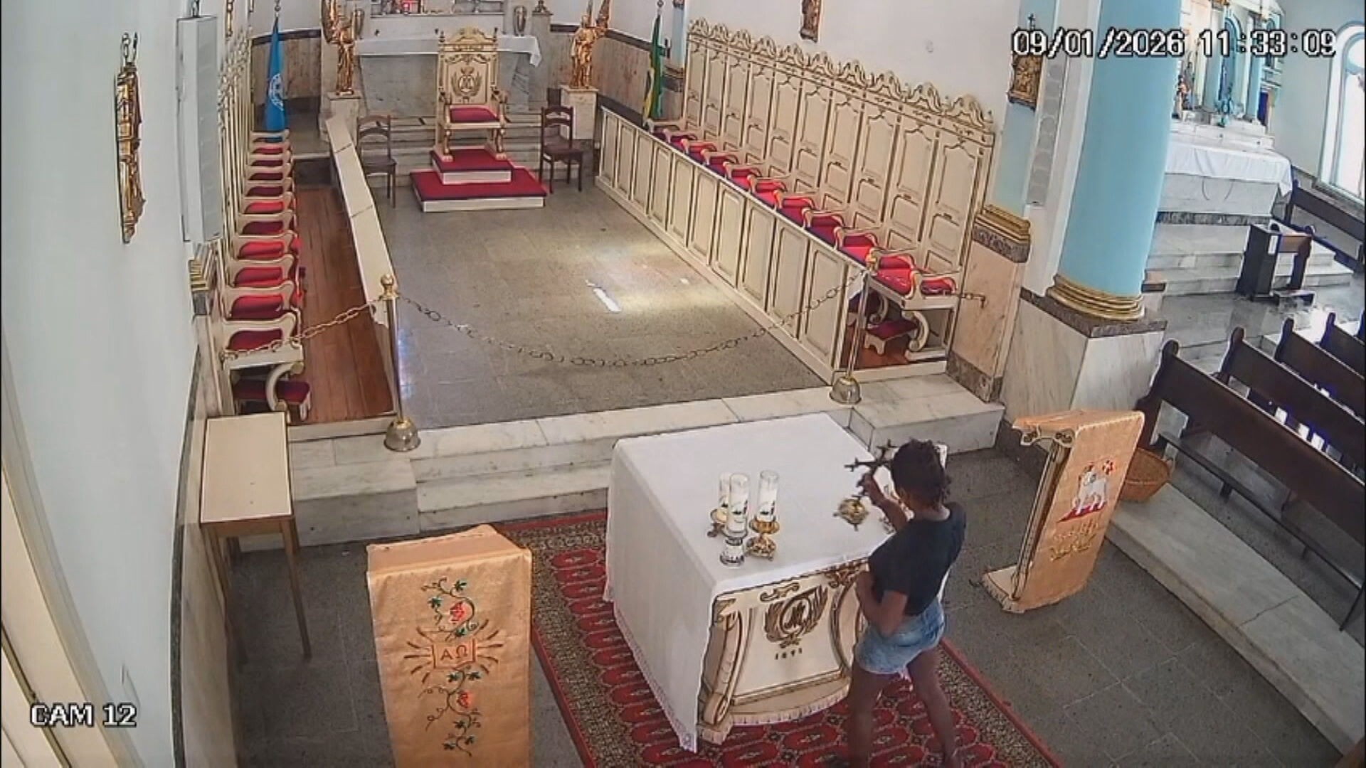 Mulher é flagrada furtando crucifixo de bronze de altar em Niterói | G1