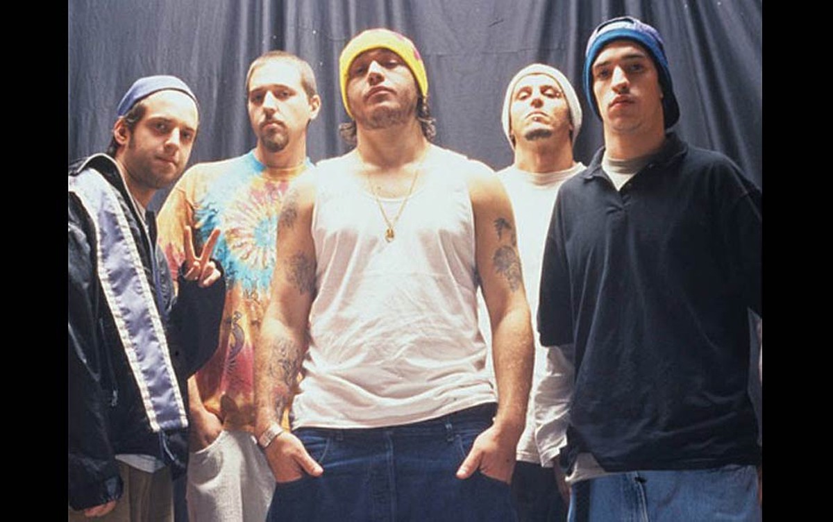 Charlie Brown Jr. tem dez álbuns encaixotados em formato de CD uma ...