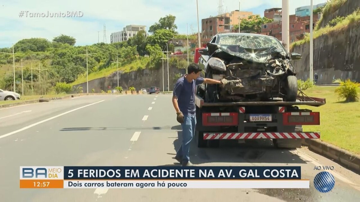 Batida entre dois carros deixa cinco pessoas feridas, na Avenida Gal Costa, em Salvador | Bahia | G1
