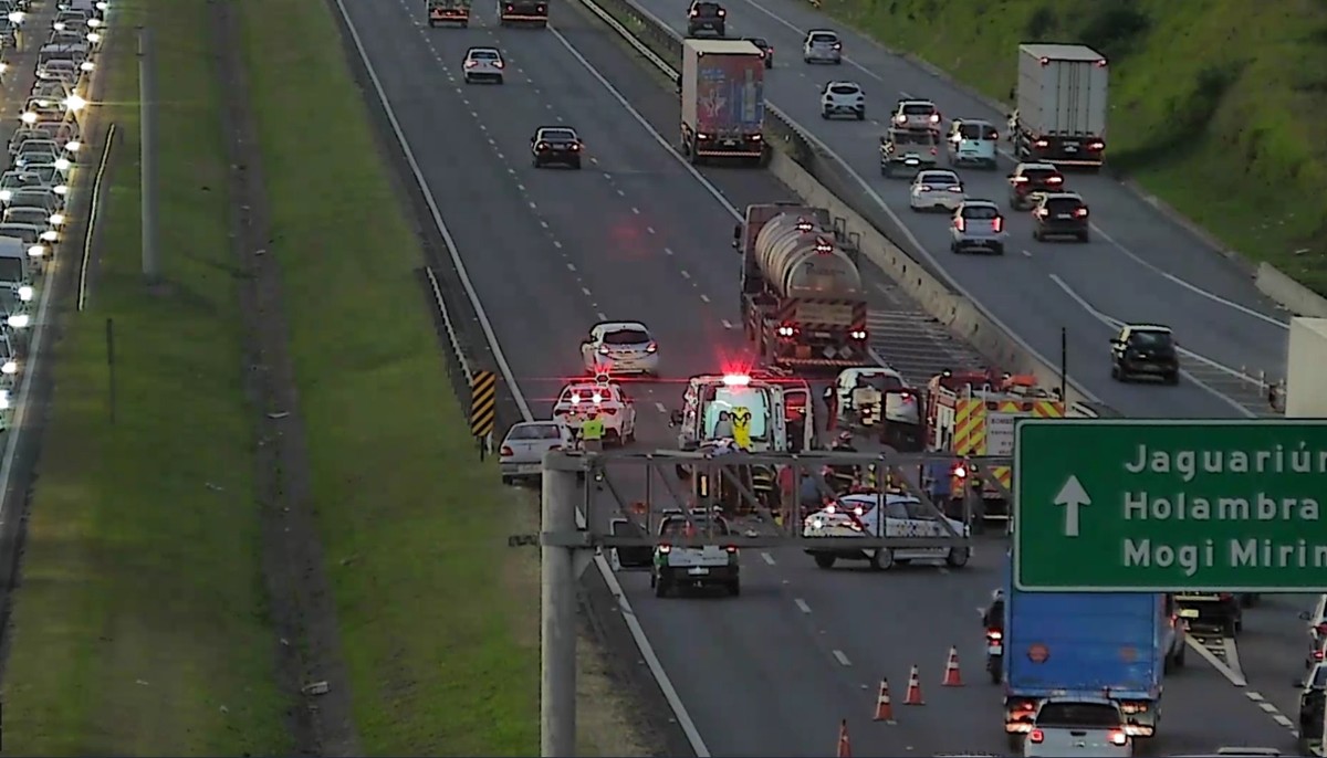 Capotamento deixa motorista ferido e interdita três faixas da Rodovia D. Pedro I em Campinas ...