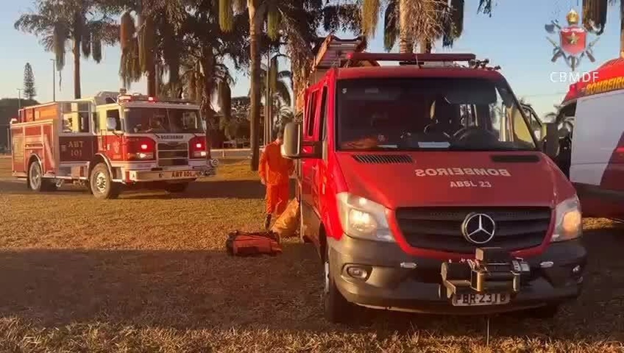 Mulher fica presa às ferragens após bater carro em poste na Vila Planalto, no DF | Distrito ...