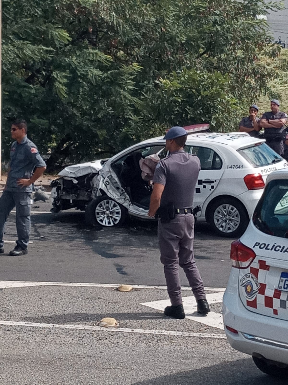Policiais militares ficam feridos após viatura bater em poste em Campinas | Campinas e Região | G1
