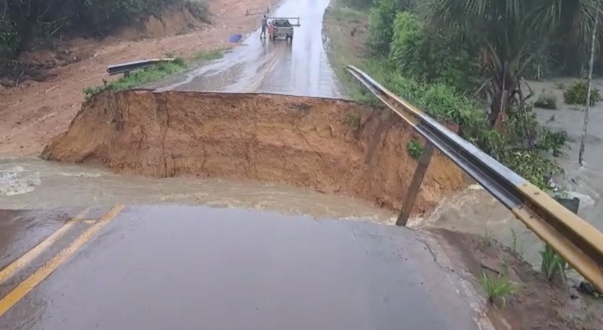 Trecho de estrada que liga comunidades à rodovia AM-010 desaba após forte chuva | Amazonas | G1