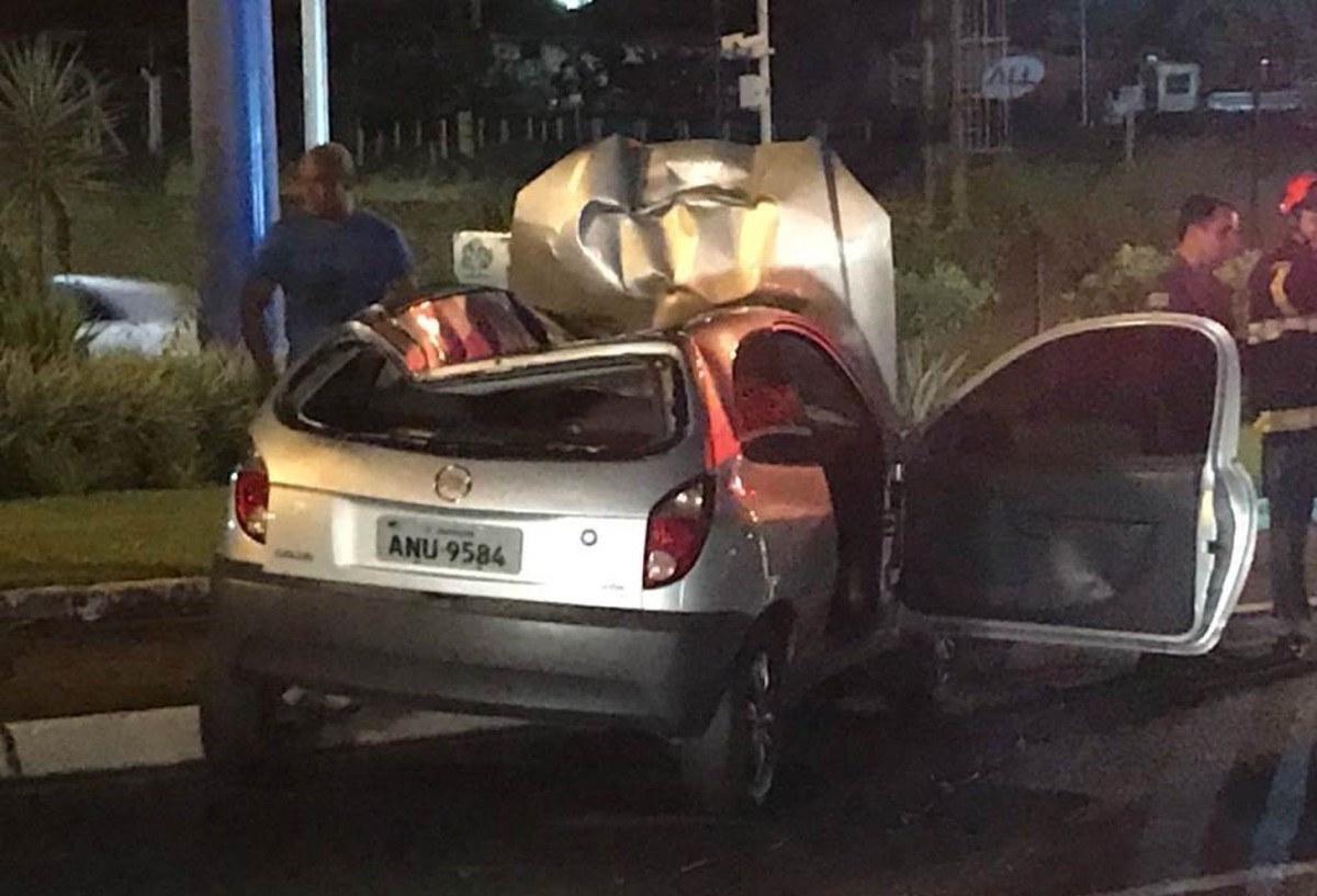 Mulher Perde Controle De Carro E Derruba Semáforo Em Araraquara Sp