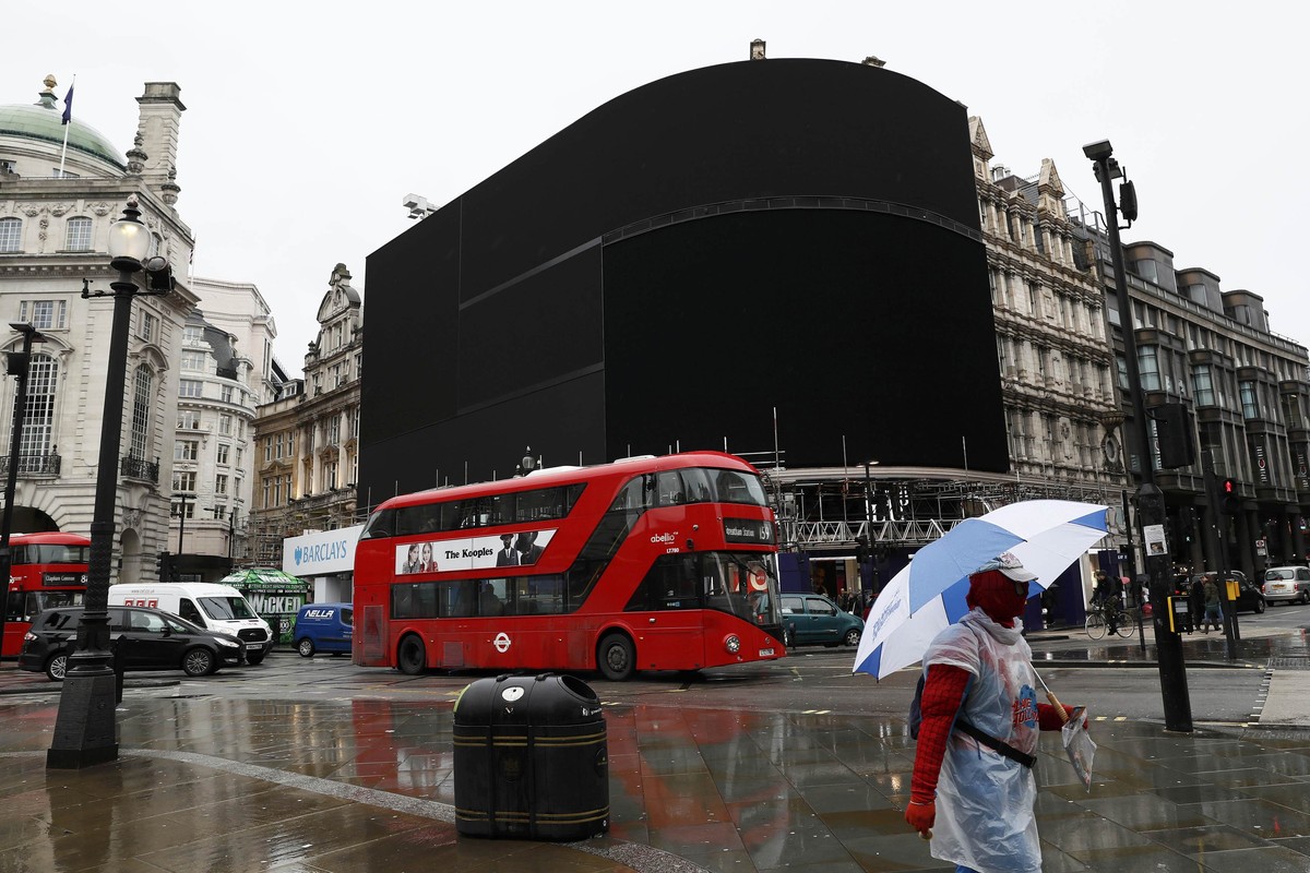 Telas gigantes da Piccadilly Circus, em Londres, são desligadas para ...