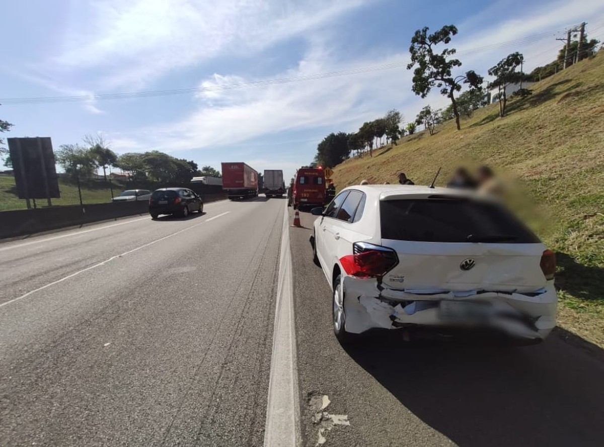 Engavetamento entre cinco veículos deixa quatro pessoas feridas na Dutra em Pindamonhangaba ...
