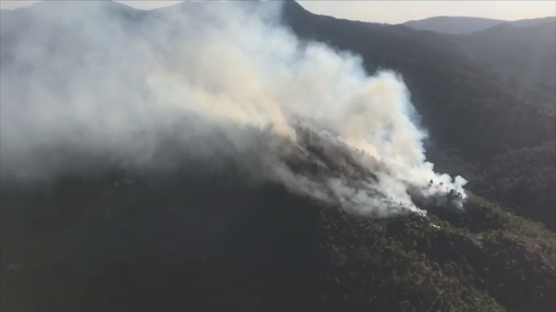 Incêndio de grandes proporções atinge a Serra do Japi em Jundiaí ...