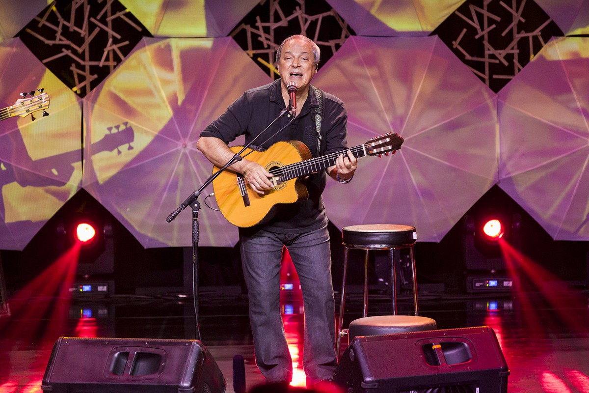 Toquinho resume 50 anos de carreira em DVD com show feito com adesão de Tiê