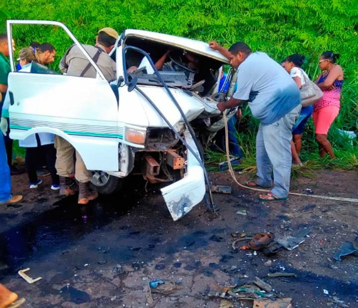 Batida entre carro e van deixa ao menos dois mortos na BA-001; veículos ficaram destruídos ...
