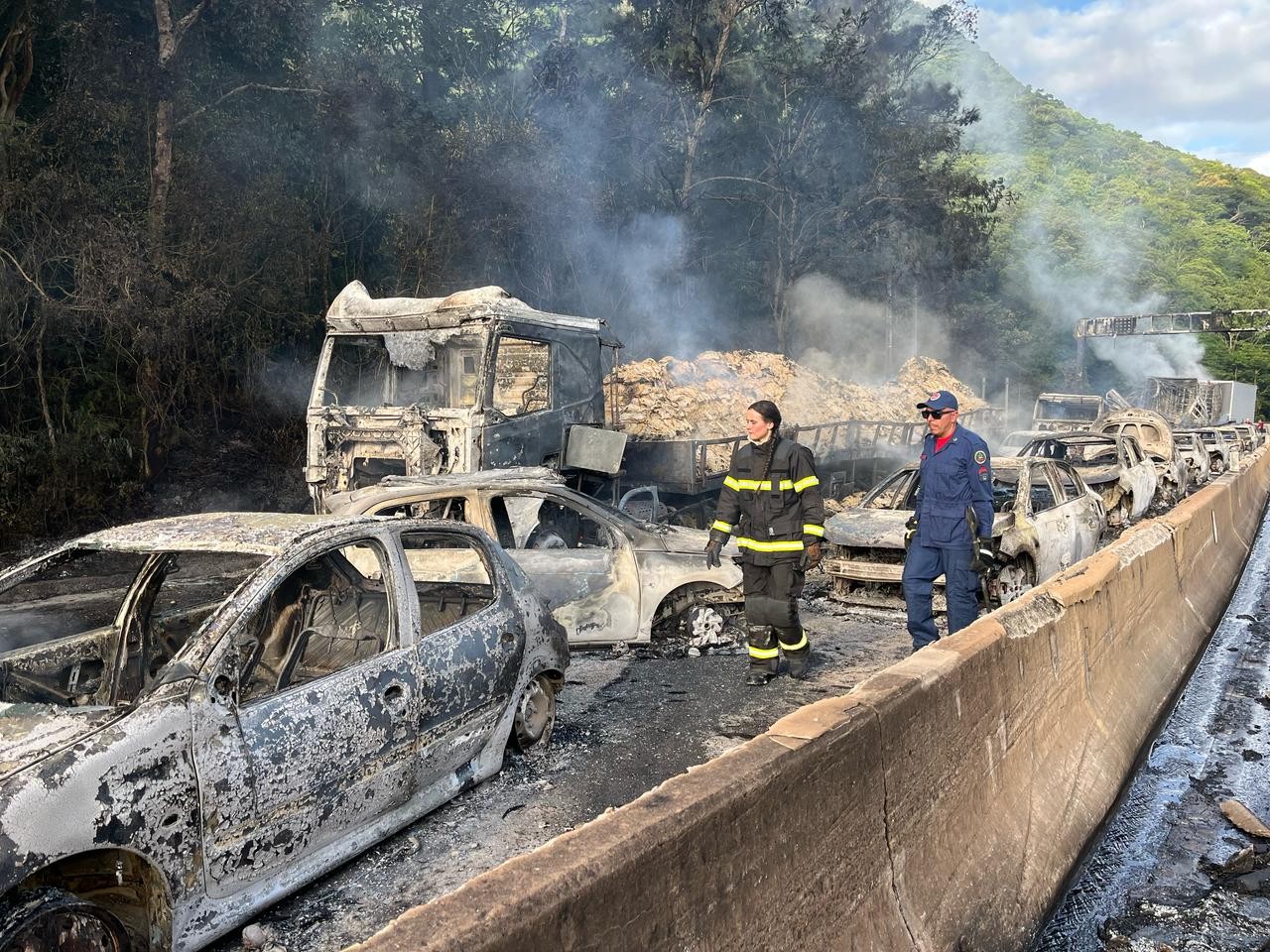 Cinco ficam feridos após carreta tombar e pegar fogo em SC | G1