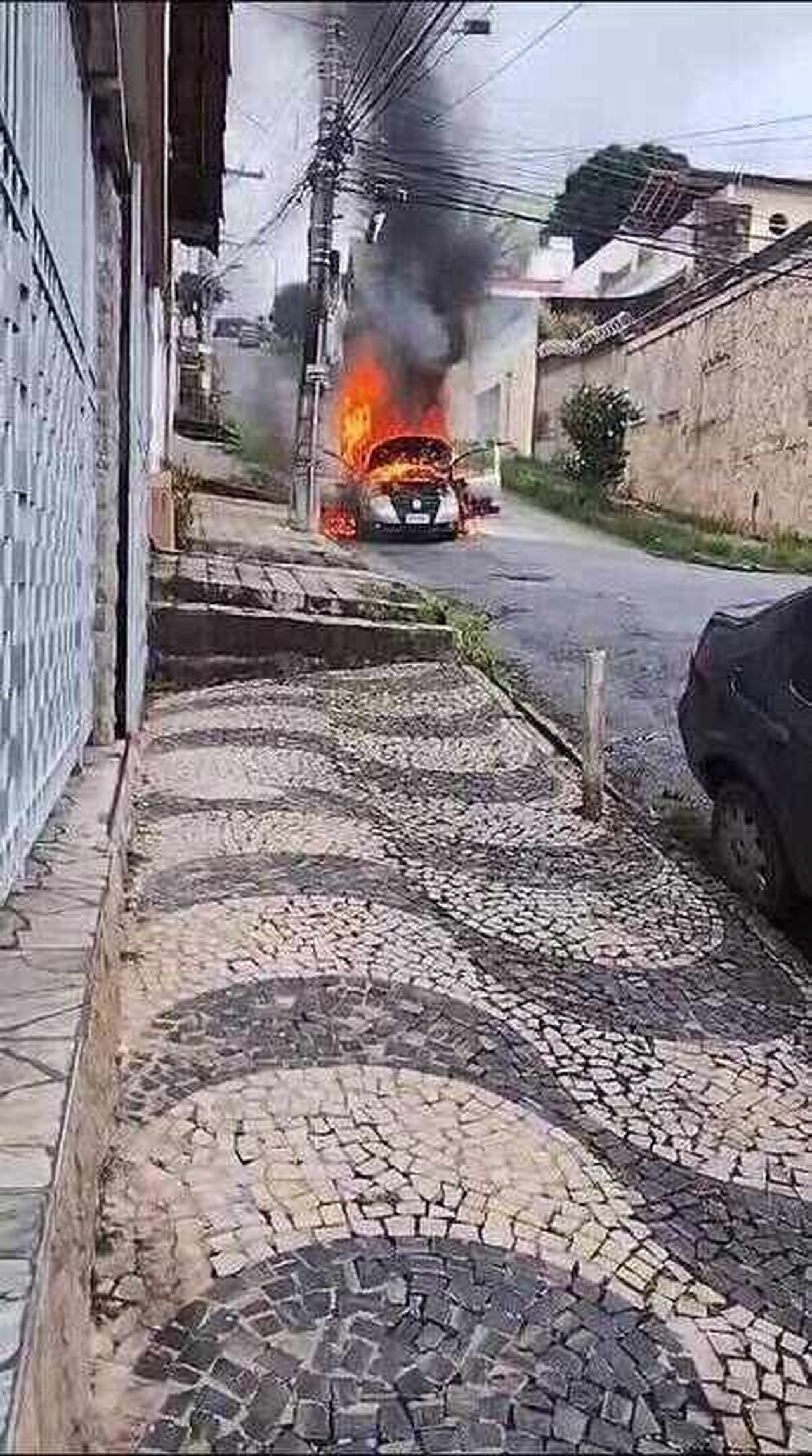 Carro pega fogo, desce a rua 'sozinho' e bate em veículo estacionado ...
