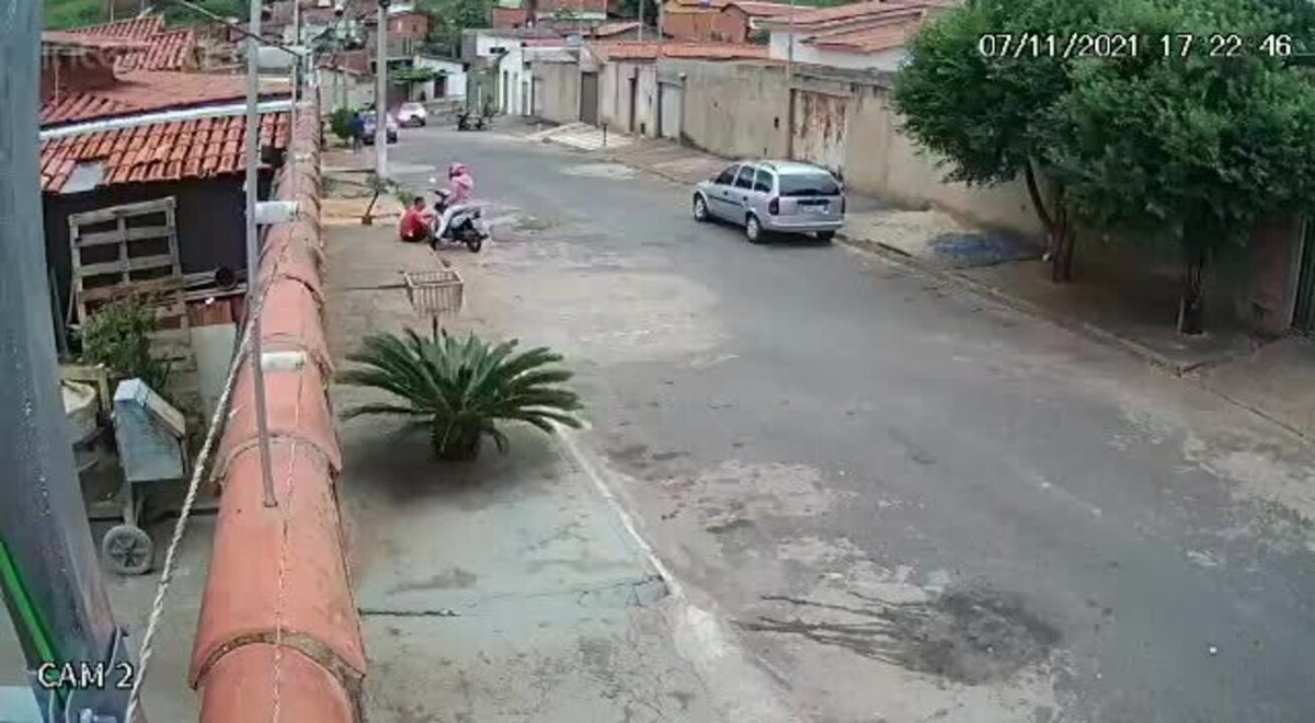 VÍdeo Jovem é Morto Na Calçada De Casa Após Dupla Em Carro Passar