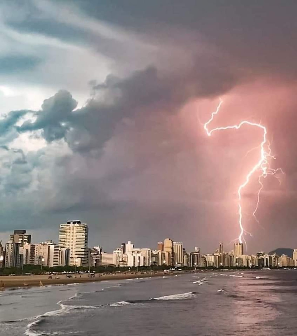 Tempestade de raios ilumina céu no litoral de SP e impressiona; VEJA ...
