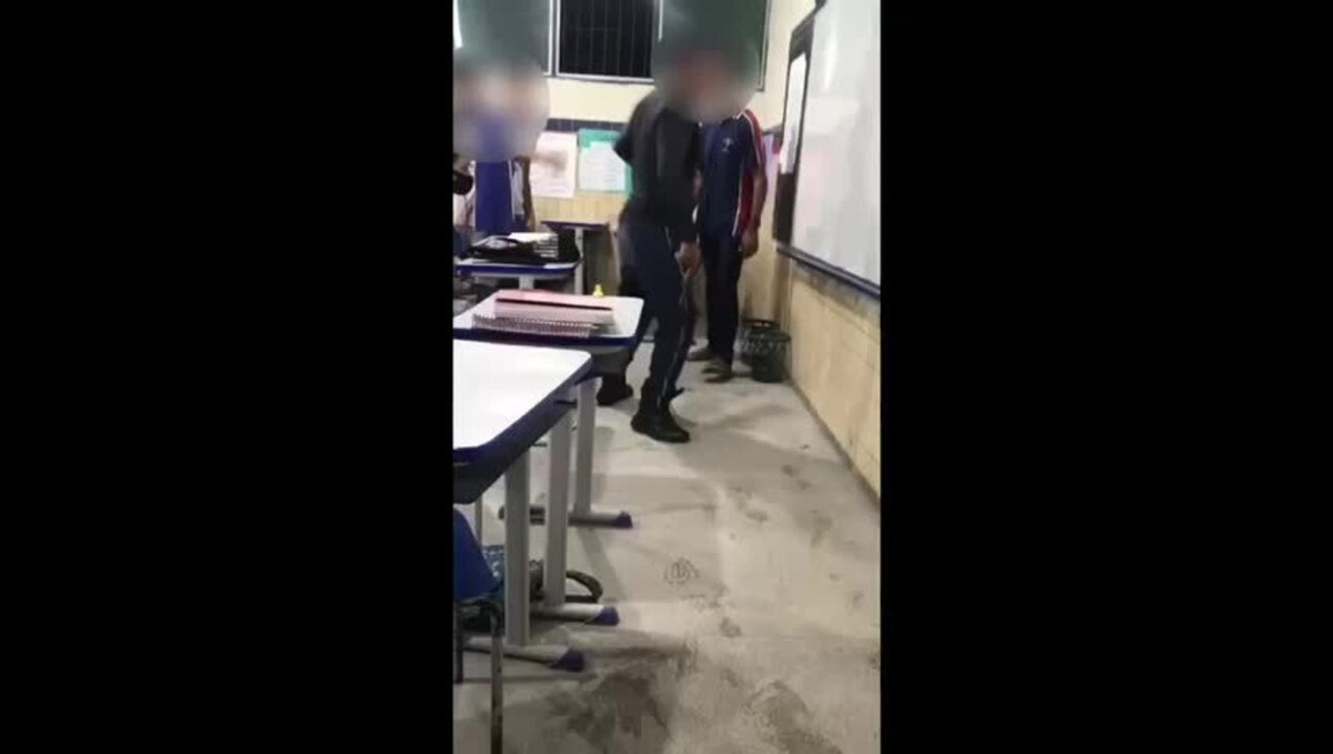 VÍdeo Vigilante Mostra Arma Em Sala De Aula Após Alunos Entrarem De